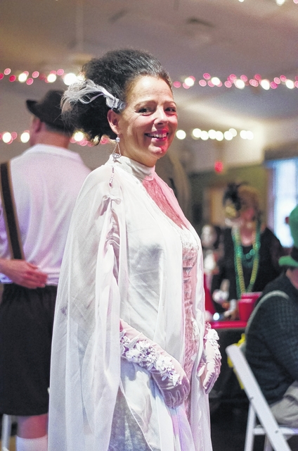 Couple marries on Halloween, holds horror movie-themed wedding ...